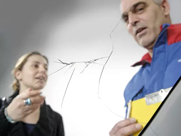 Riss in der Windschutzscheibe: Darf man noch fahren? | Sekurit Partner
